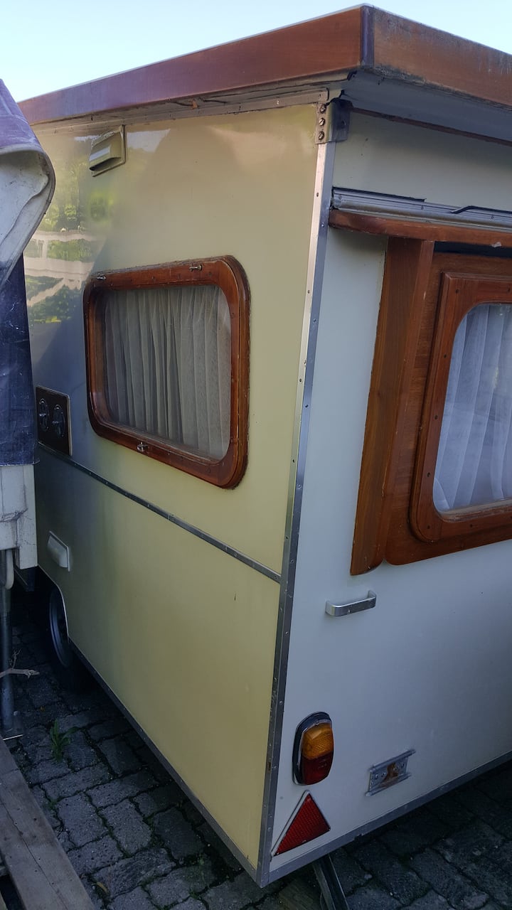 Oldtimer Wohnwagen Nähe Hafen Strand - 
