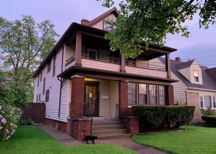 Weston House - Three Bedroom Spacious Apartment - Niagara Falls, NY