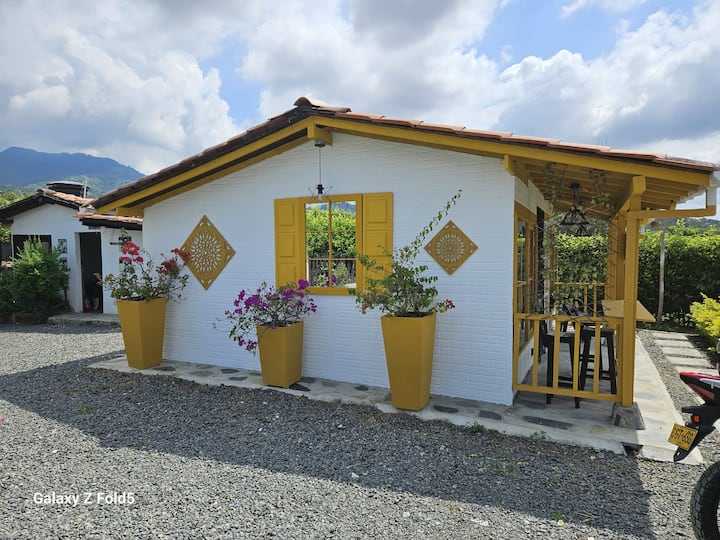 Retreat By City "Yellow Cabin" Free Airport Rides - Pereira, Colombia