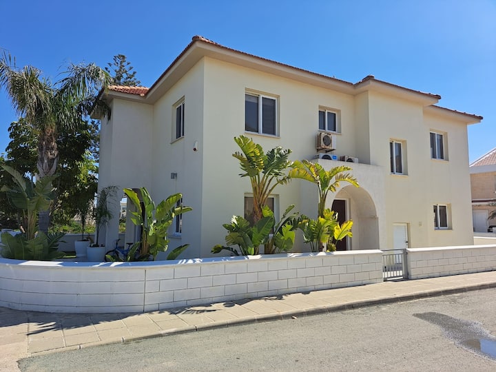 Sandy Coast Beach Villa, Spacious 3 Bed, Sleeps 7 - Larnaca