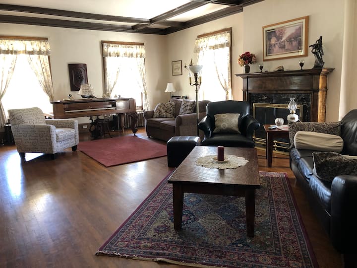 Hodgens Ryan Mansion: The Ballroom - Montana