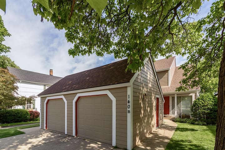 Barrington Village Townhome B - Barrington, IL