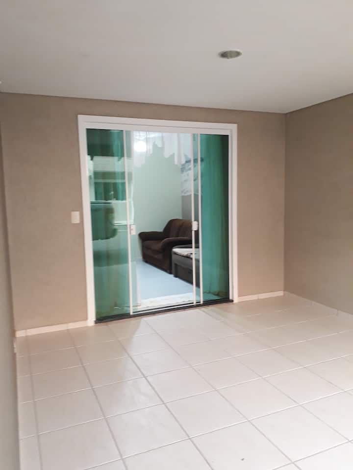 Sobrado Próximo à Praia Em Condomínio Fechado. - Itapoá