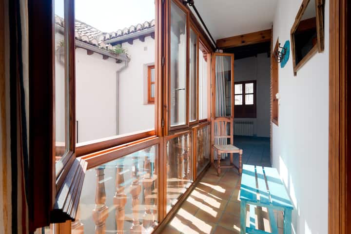 Spacious, Sunny And Quiet Albayzin Apartment - 그라나다