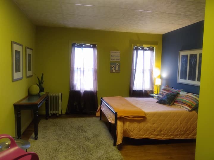 Bohemy Inn Bedroom 4 Hosted By Kelly & Alex - Vermilion, OH
