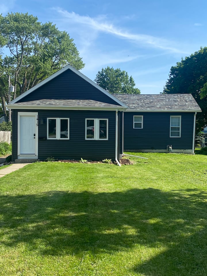 Cozy Remodeled 2 Bedroom Home - Davenport, IA