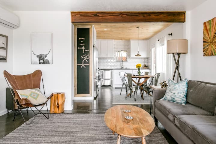 Joshua Tree Forest Bungalow - Views & Hot Tub! - Yucca Valley, CA