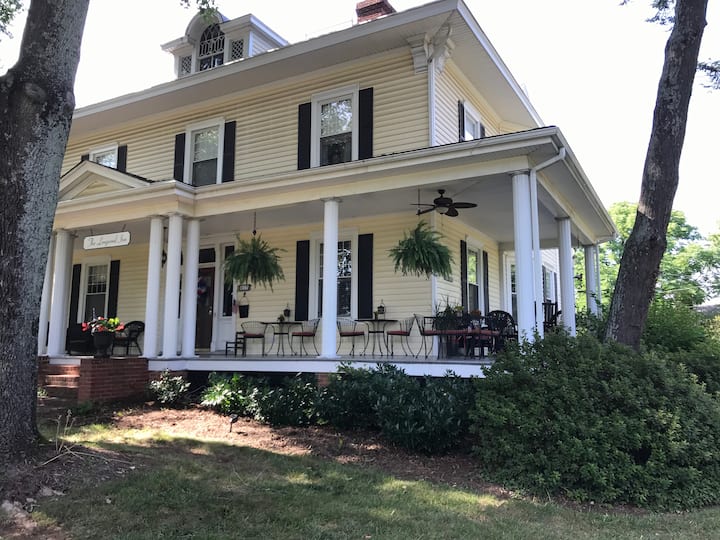 The Bedford Room At The Longwood Inn - Bedford, VA