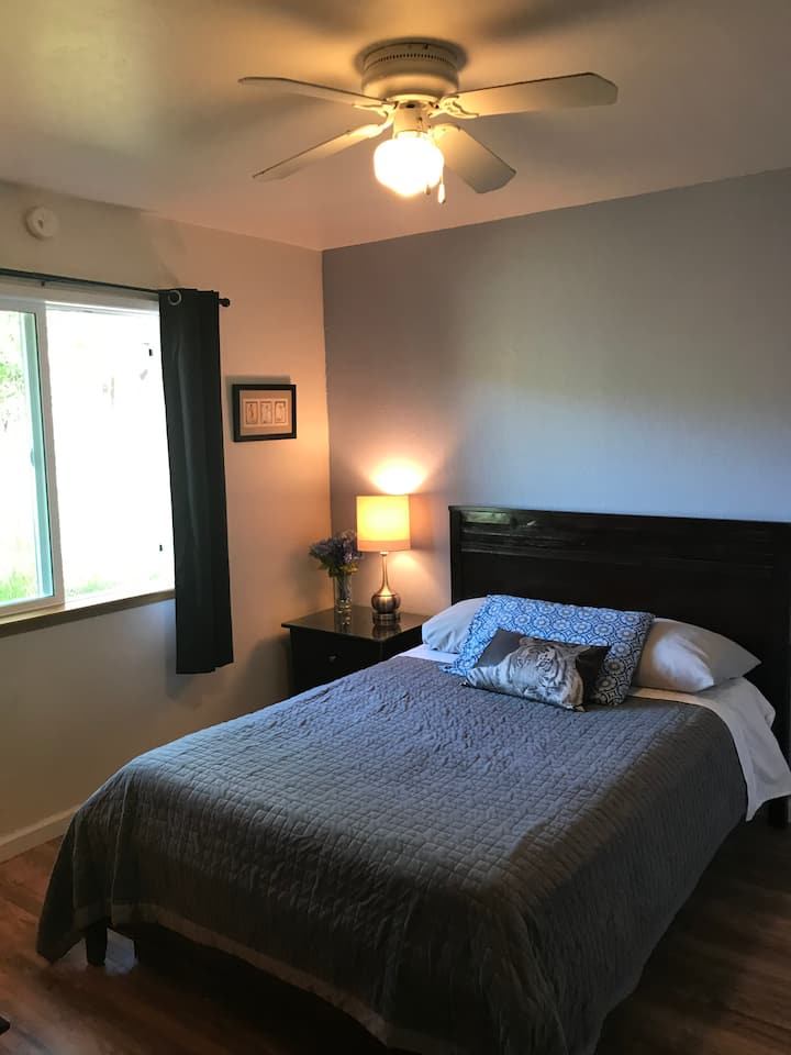 Bedroom -Week/month Discounts- Country Home - Willits, CA