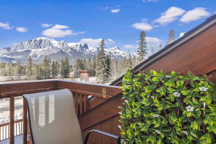Incredible Mountains Views Studio /2 Hot Tubs - Canmore