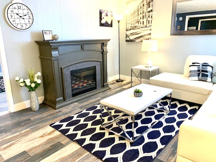 The White Dog: Glam Duplex At The Ritchie Village - Appleton, WI