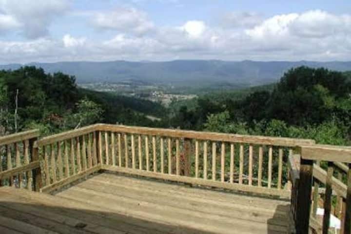 *Views & Hot Tub* King Bed *Relaxing Escape* - Rileyville, VA