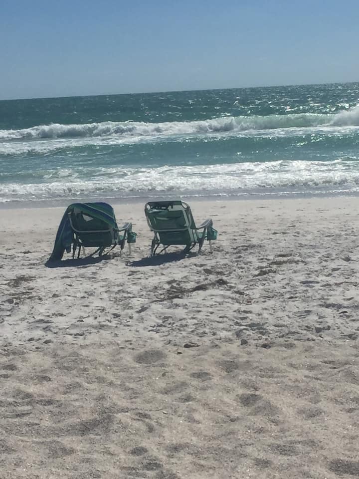 Anna Maria Island-just A Few Steps To The Beach - Holmes Beach, FL