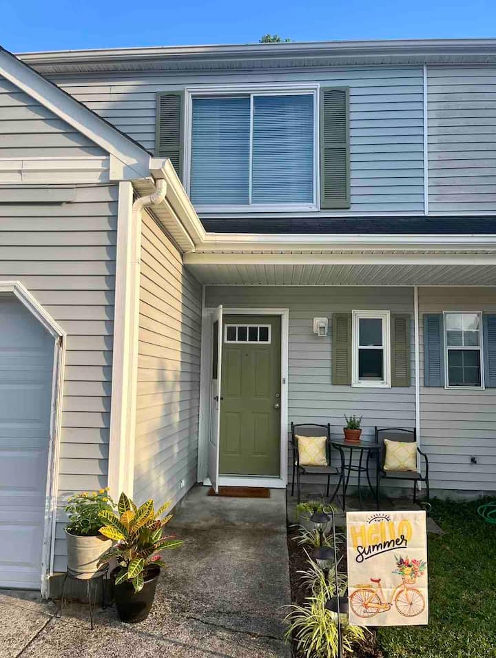 Cozy Townhome- Central Location - Virginia Beach, VA