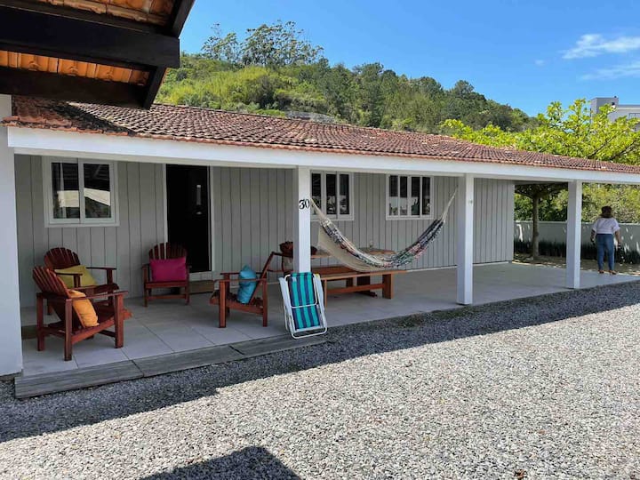 Aconchegante Casa De Praia Com Varanda. - Bombinhas
