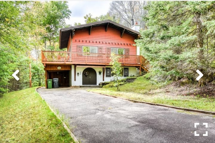 Chalet Style Suisse Avec Spa - Sainte-Agathe-des-Monts