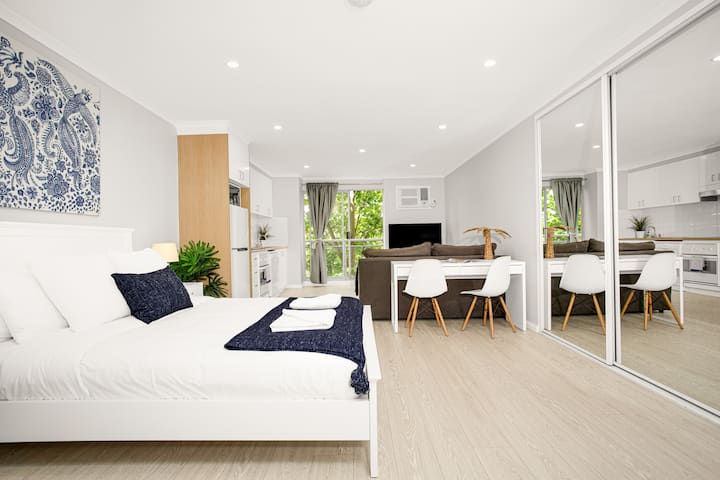 The Crows Nest: Spacious Studio With Balcony - Crows Nest