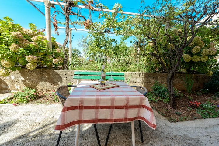 Budget 2-bedroom Apartment With Garden Patio - Cavtat