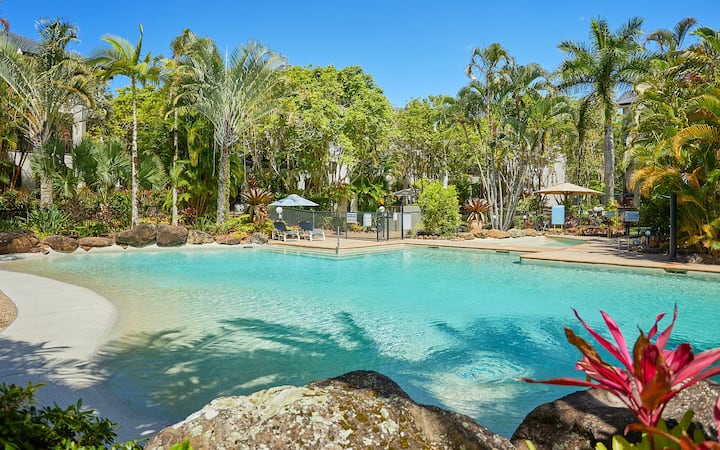 Lake View A 2 Bedroom Apartment In Tropical Garden - Coolangatta