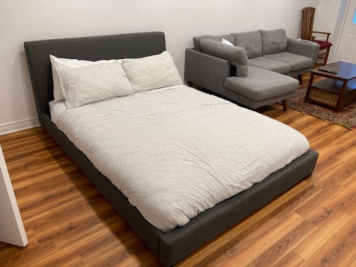 Comfy Downtown Suite By A Park - トロント