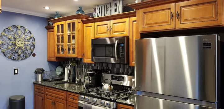 Odessa House (Cozy Rustic Comfort) Stay With Host. - New York City