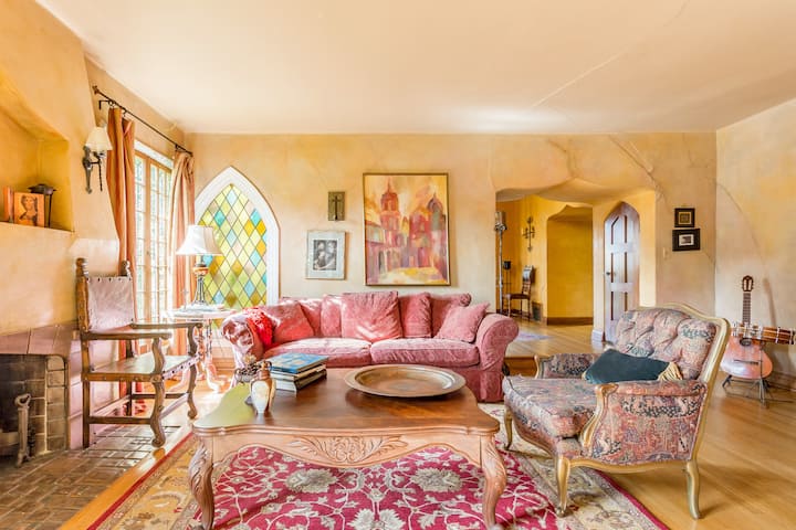 Private Room In Elegant French Gothic Home - Culver City, CA