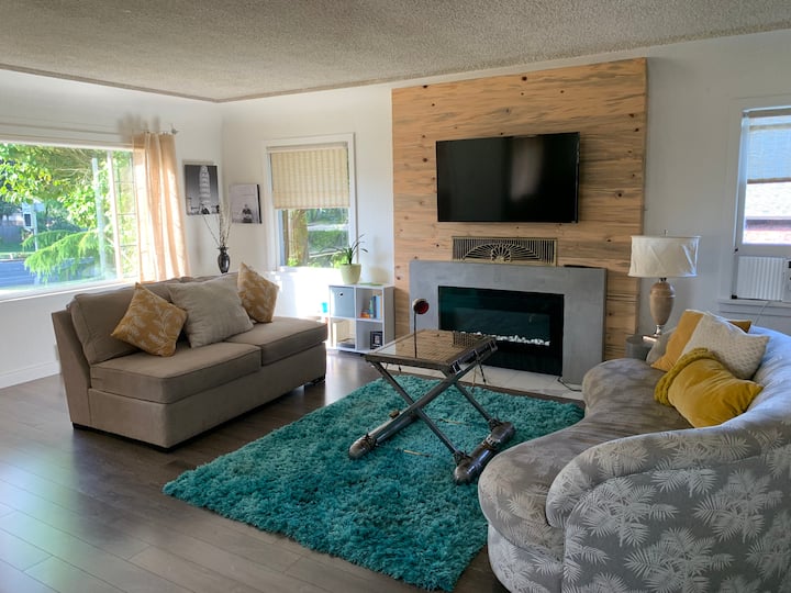Urban-chic 1940’s Cottage, Home Away From Home - Marysville, WA