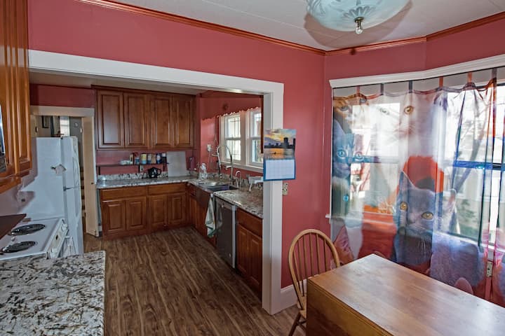 Private Room With Bath, And Cat! - Oakland, CA