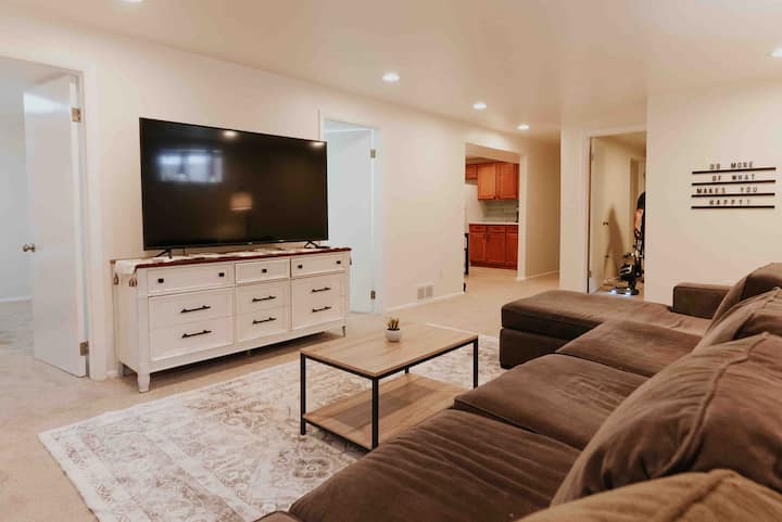 2 Br Gem! Close To Airport & Anschutz Hospital! - Aurora, CO