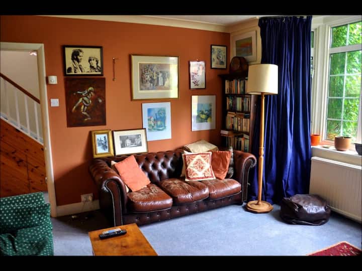 Room In Handy Location Near Farncombe Station. - Guildford, UK