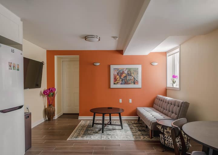 Bright Modern Private Oasis Lower-level 1br 1ba - Toronto