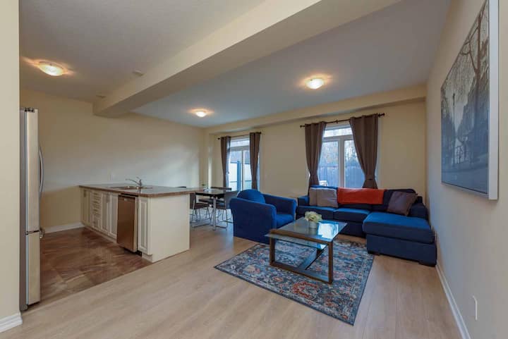 3 Bedroom Townhome With Free Parking Walk To Beach - Hamilton