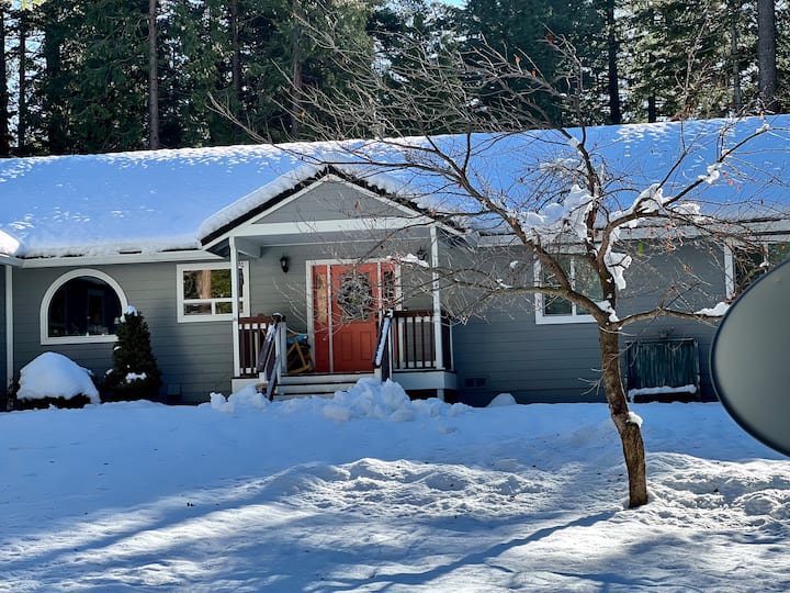 Mount Shasta Lake/tree House 4bed/2.5bath - Mount Shasta, CA