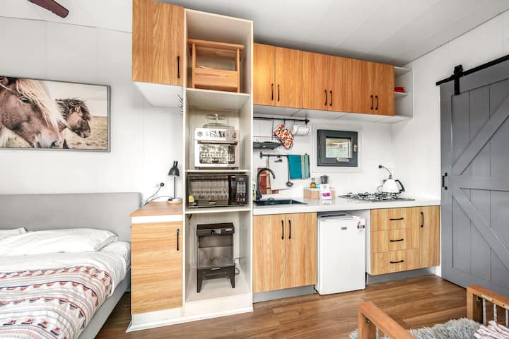 Qb, 1bath Tiny Home With Mountain View - "Redbird" - Lithgow
