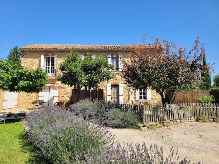 Nid Douillet Dans Mas Provençal - Courthézon