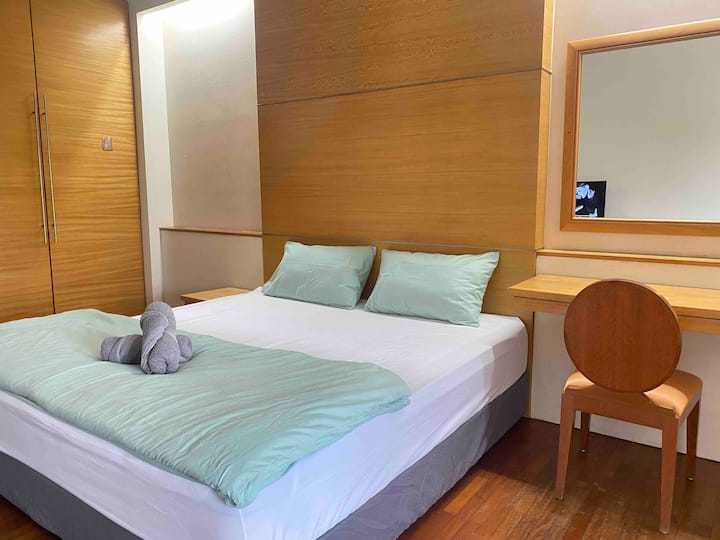 King Size Bed I Hot Tub I Lakeview I The Mines - Seri Kembangan