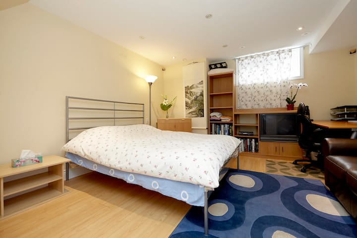 Bright, Spacious & Clean 1br - Toronto