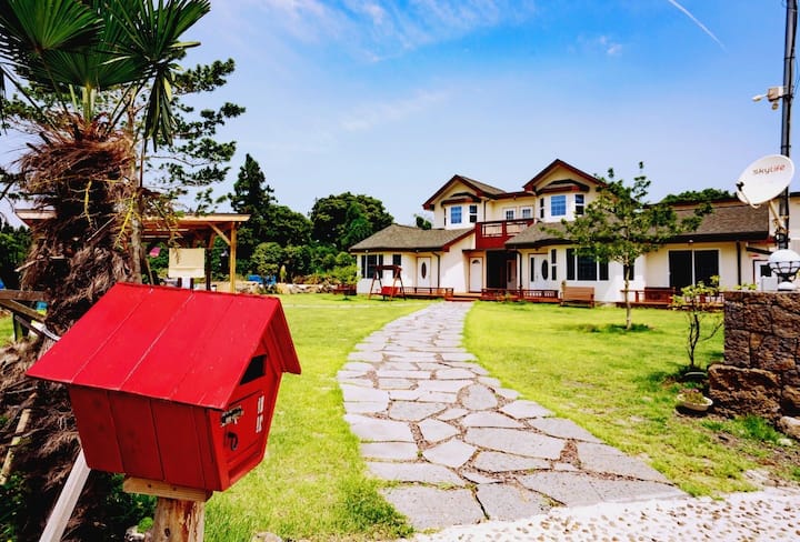 40평형독채 야외수영장 (방2,화장실3,20평거실,주방,에어컨총4대) - Jeju-si