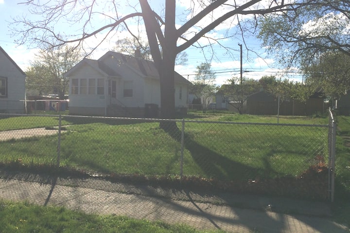 A Lovely Home With A Big Yard - Dearborn, MI