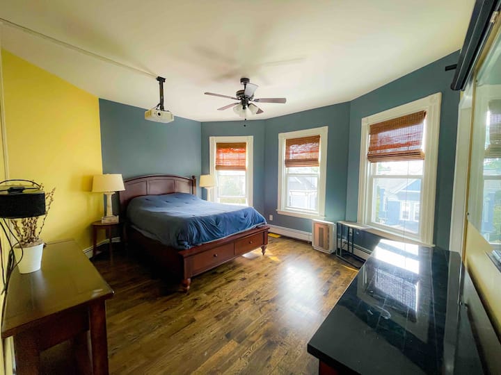 Master Bedroom & Bath Close To Subway And Downtown - Boston, MA