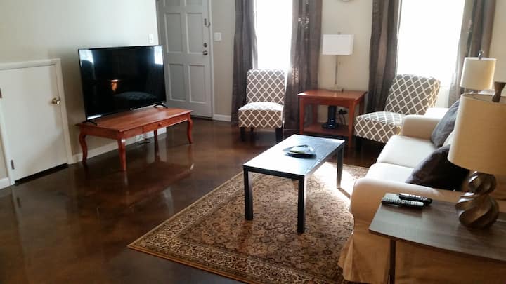 Last Minute Availability
Near The Uga Arch - アセンズ, GA