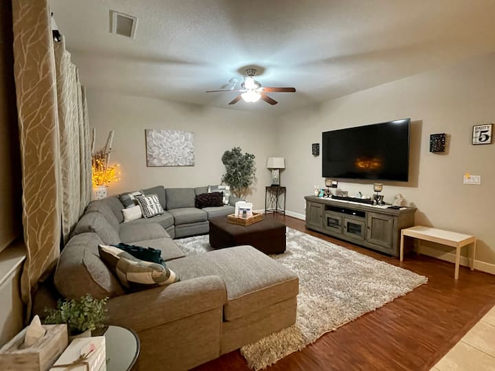 Spacious (Pet-free) 2 Story Reno Home - Reno