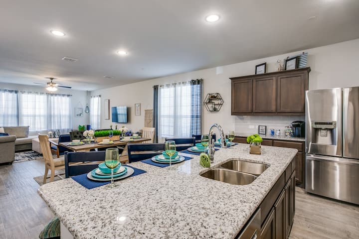 4 Bdrm 2.5 Bath & Walking Distance To Everything - North Richland Hills, TX