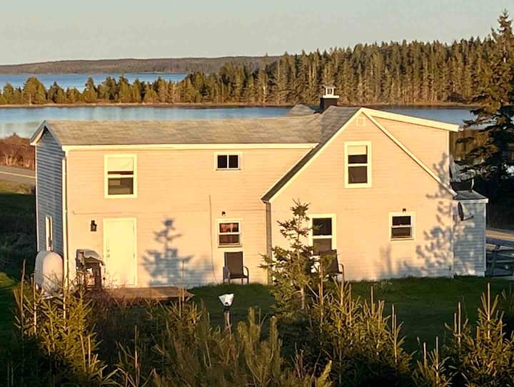 Pondville Beach Cottage - Cape Breton Island