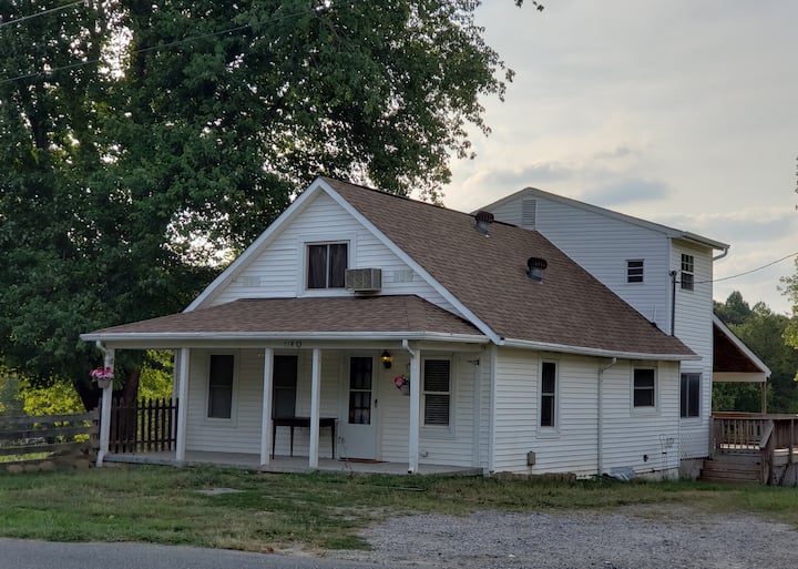 Farmhouse. Updated & Great Place To Relax. Exit133 - Fredericksburg, VA