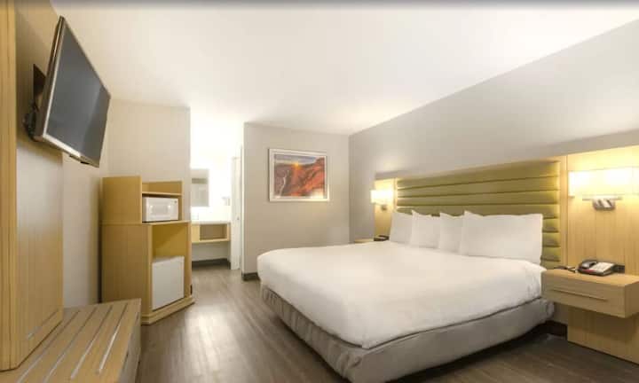 King Room Near Nau. Newly Renovated Free Breakfast - Flagstaff, AZ