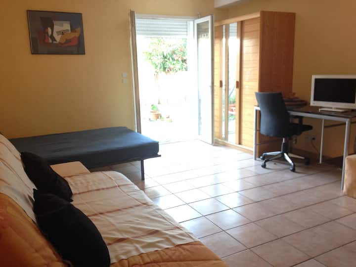 Logement Studio Agréable, Avec Petit Jardin. - Perpignan