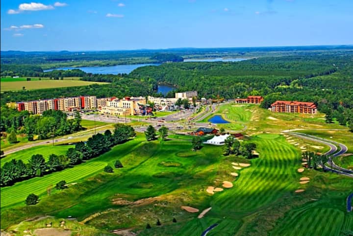 Deluxe Riverfront Chula Condo/free Waterpark Entry - Wisconsin Dells, WI