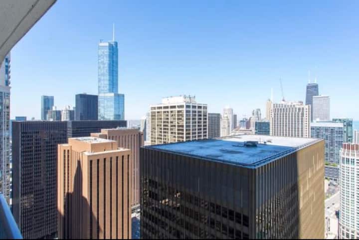Balcony Lake Views: Corner King Bed 2br/2ba! - Chicago, IL