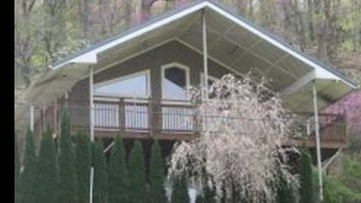 Mountain Bliss Chalet.....your Getaway Retreat - Fort Patrick Henry Lake, TN